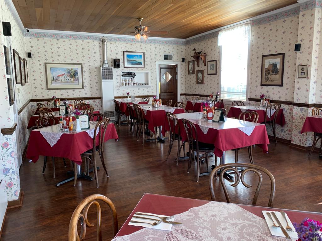 Restaurant & Bar – Bridgeport Inn